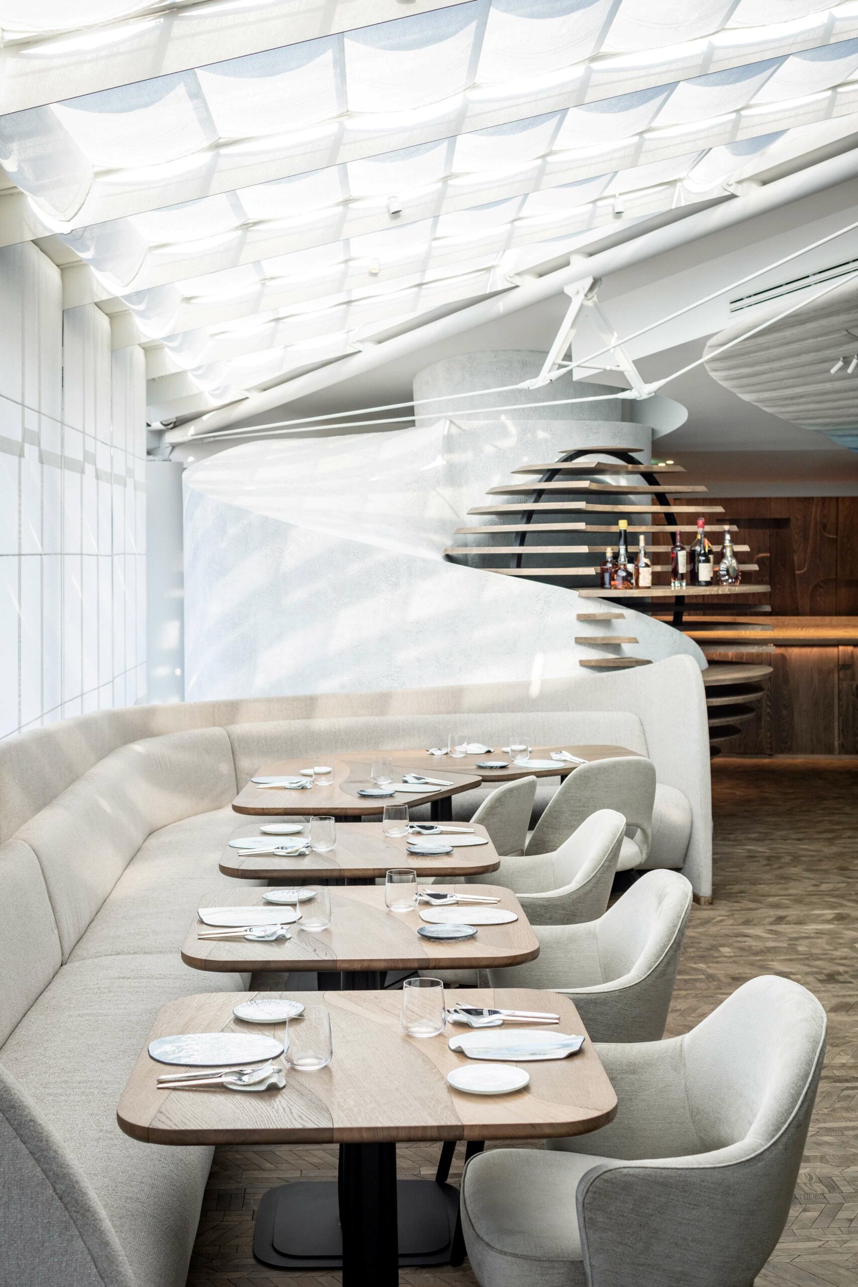 Un nouveau bar à champagne au Restaurant le 39V, Paris